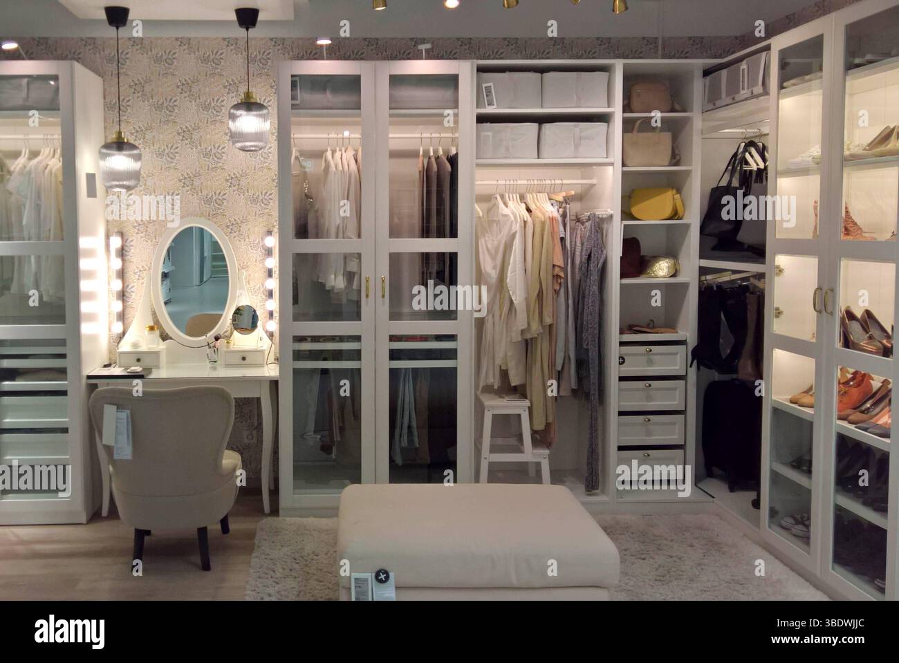 Ikea Möbelhaus - Ausstellung. Foto: Pax Komplement - Kleiderschrank *** Ikea furniture store ...