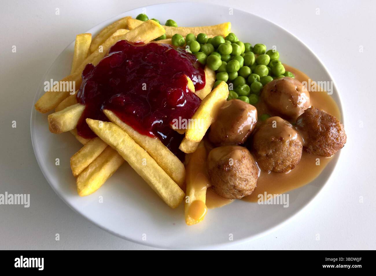 Ikea Food Restaurant. Teller mit kleiner Portion Köttbullar. Pommes und ...