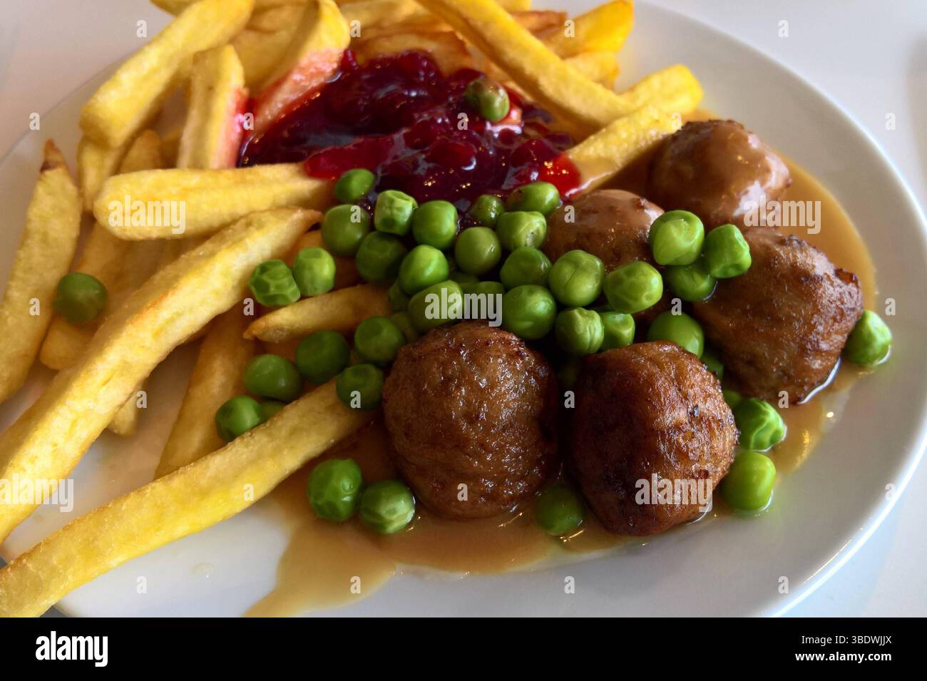 Ikea Food Restaurant. Teller mit kleiner Portion Köttbullar. Pommes und ...