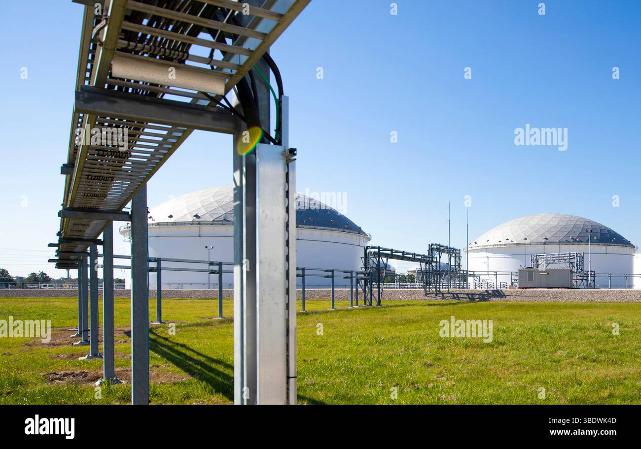 Houston tank terminal oil storage Stock Photo - Alamy