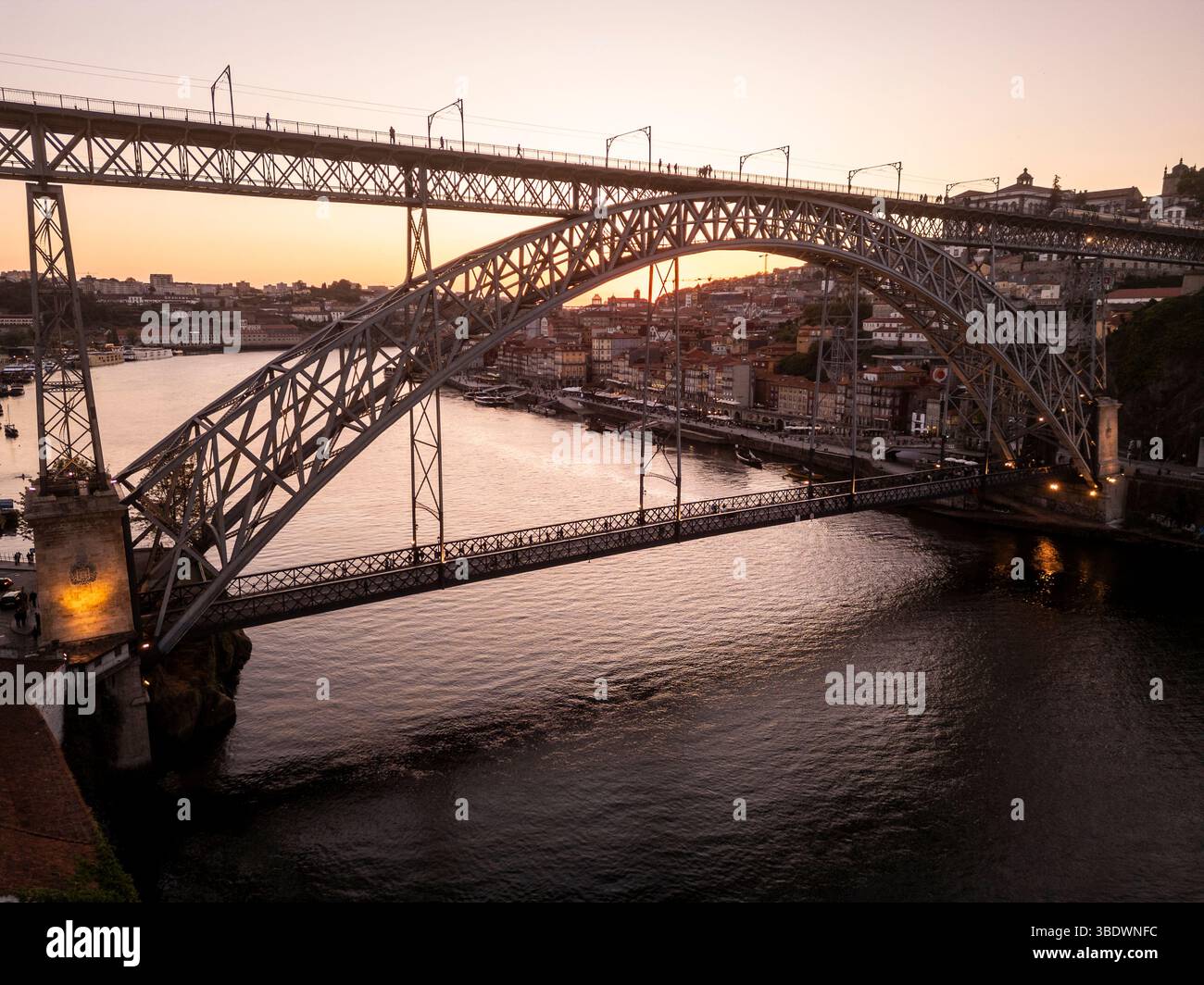 Beautiful aerial view to big metal bridge Luis I in downtown Porto ...