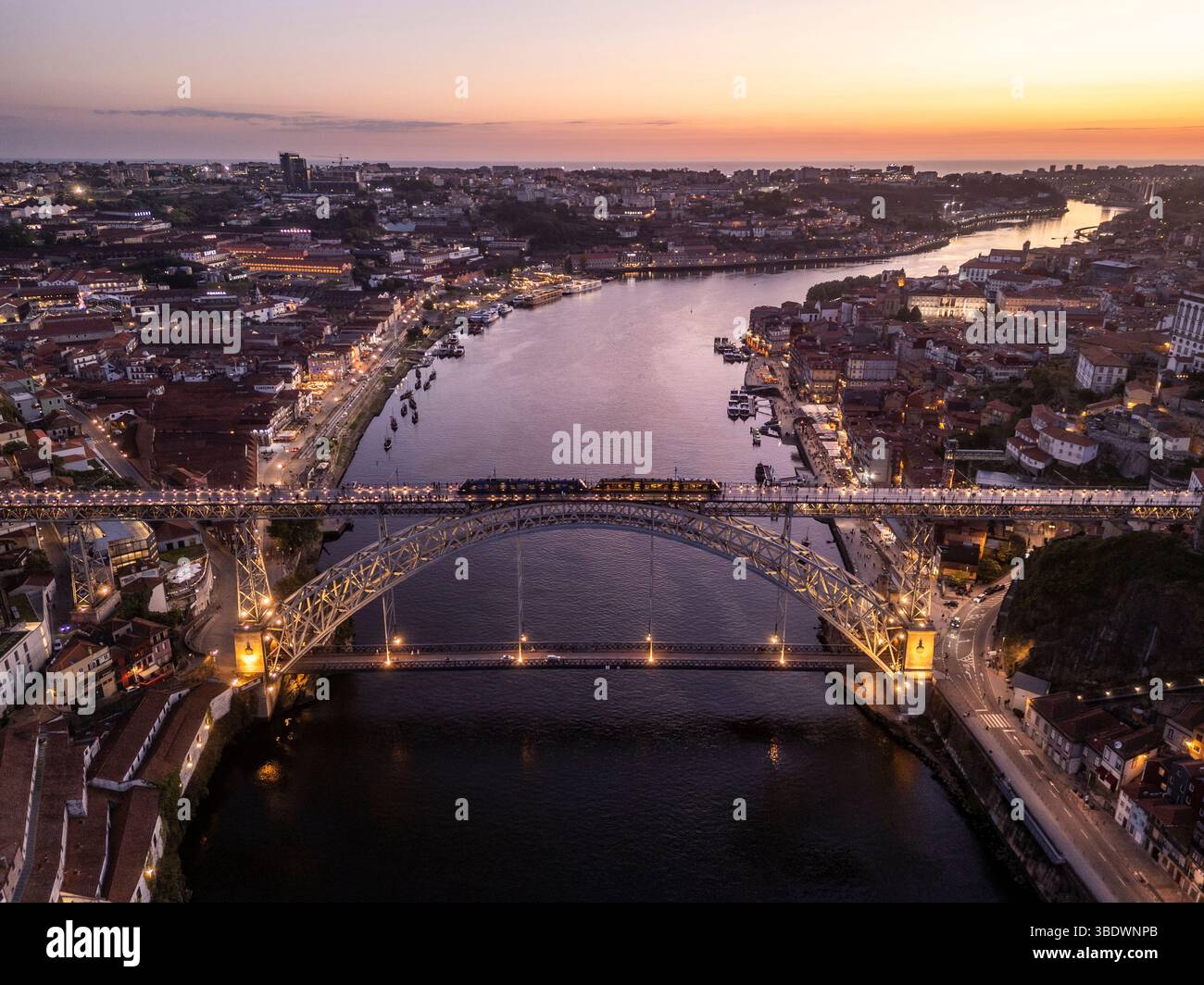 Beautiful aerial view to big metal bridge Luis I in downtown Porto ...
