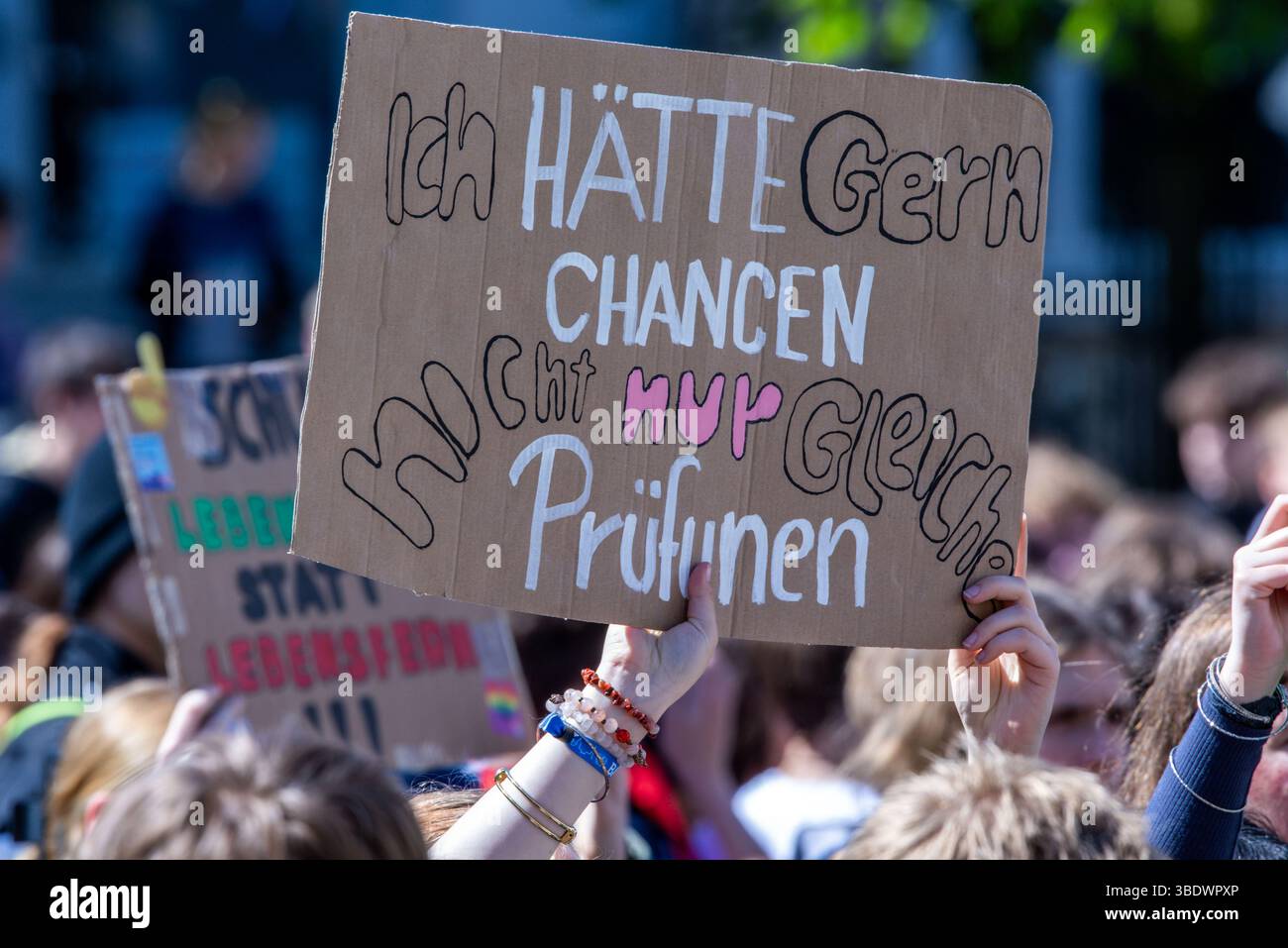 Schwerin, Germany. 26th May, 2025. Pupils from all over Mecklenburg ...