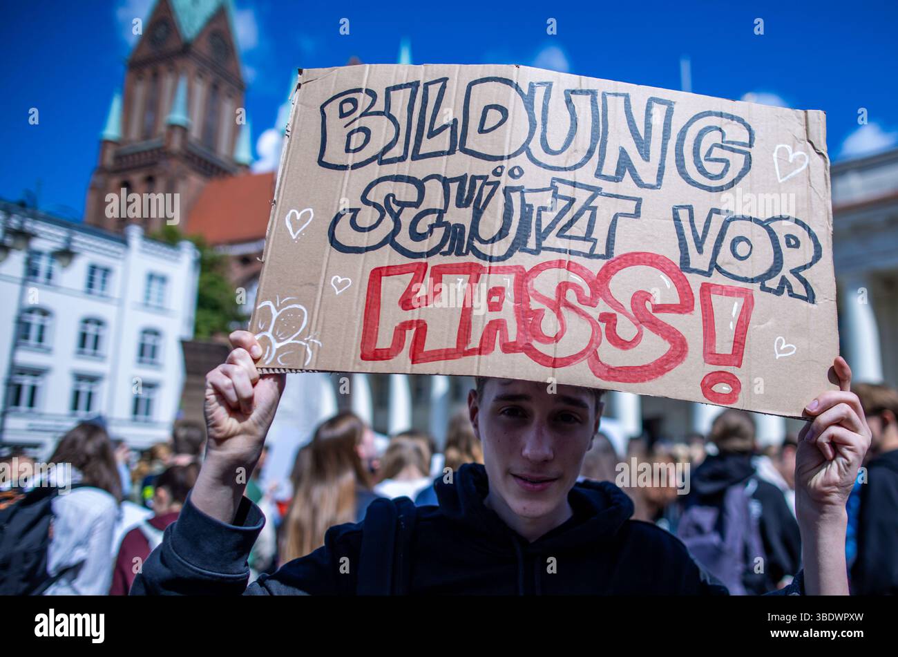 Schwerin, Germany. 26th May, 2025. Pupils from all over Mecklenburg ...