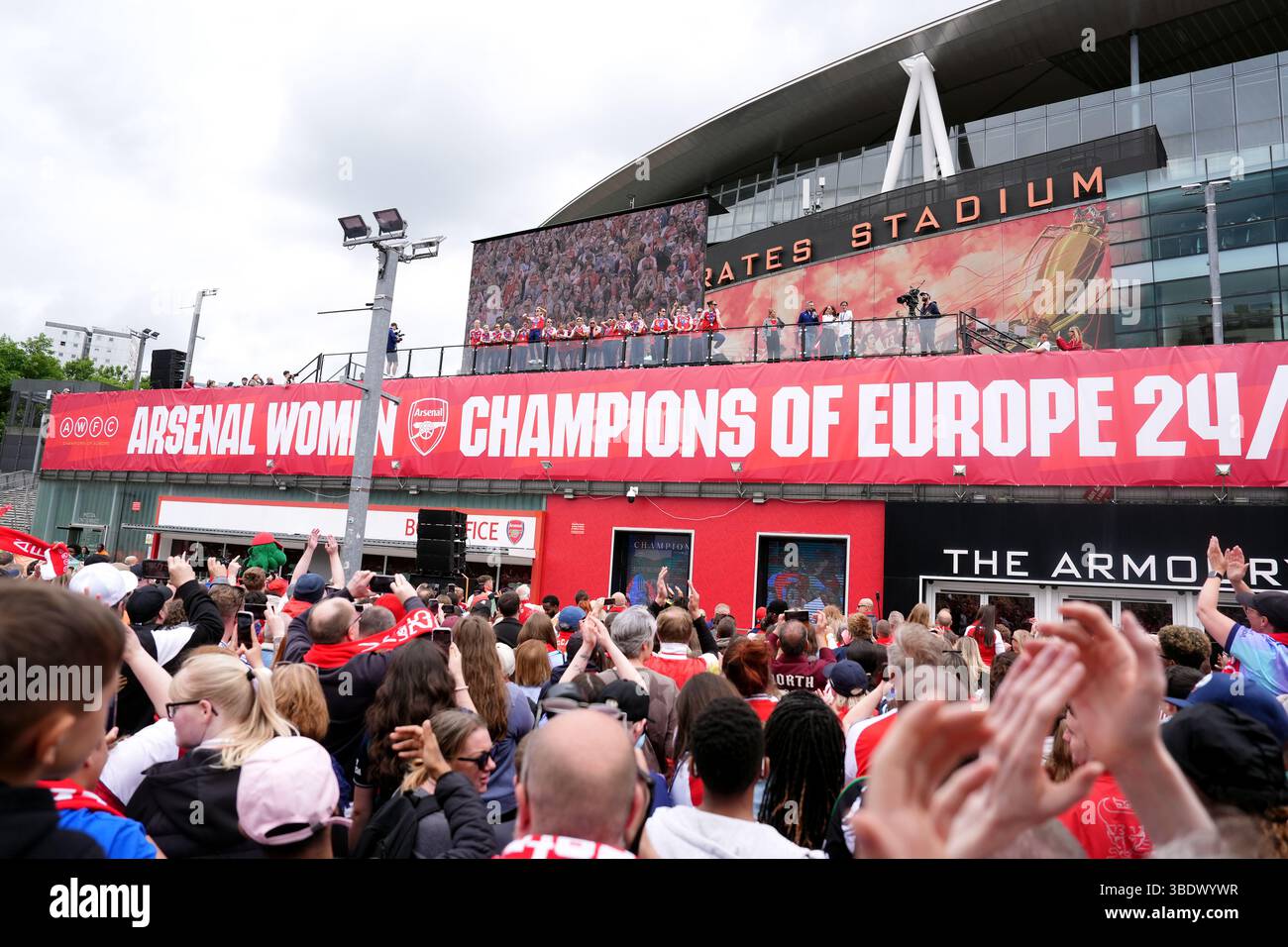 Arsenal players and fans during the UEFA Women's Champions League ...