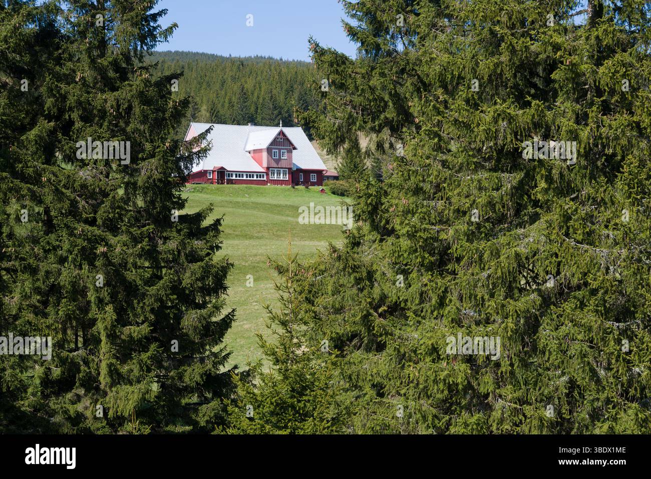 Cabin beautiful mountain setting hi-res stock photography and images ...