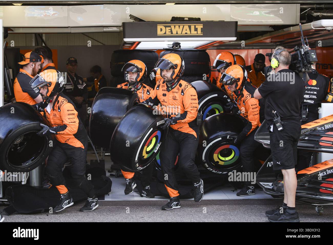 McLaren F1 Team pitstop pitlane, mechanic, mecanicien, mechanics during ...