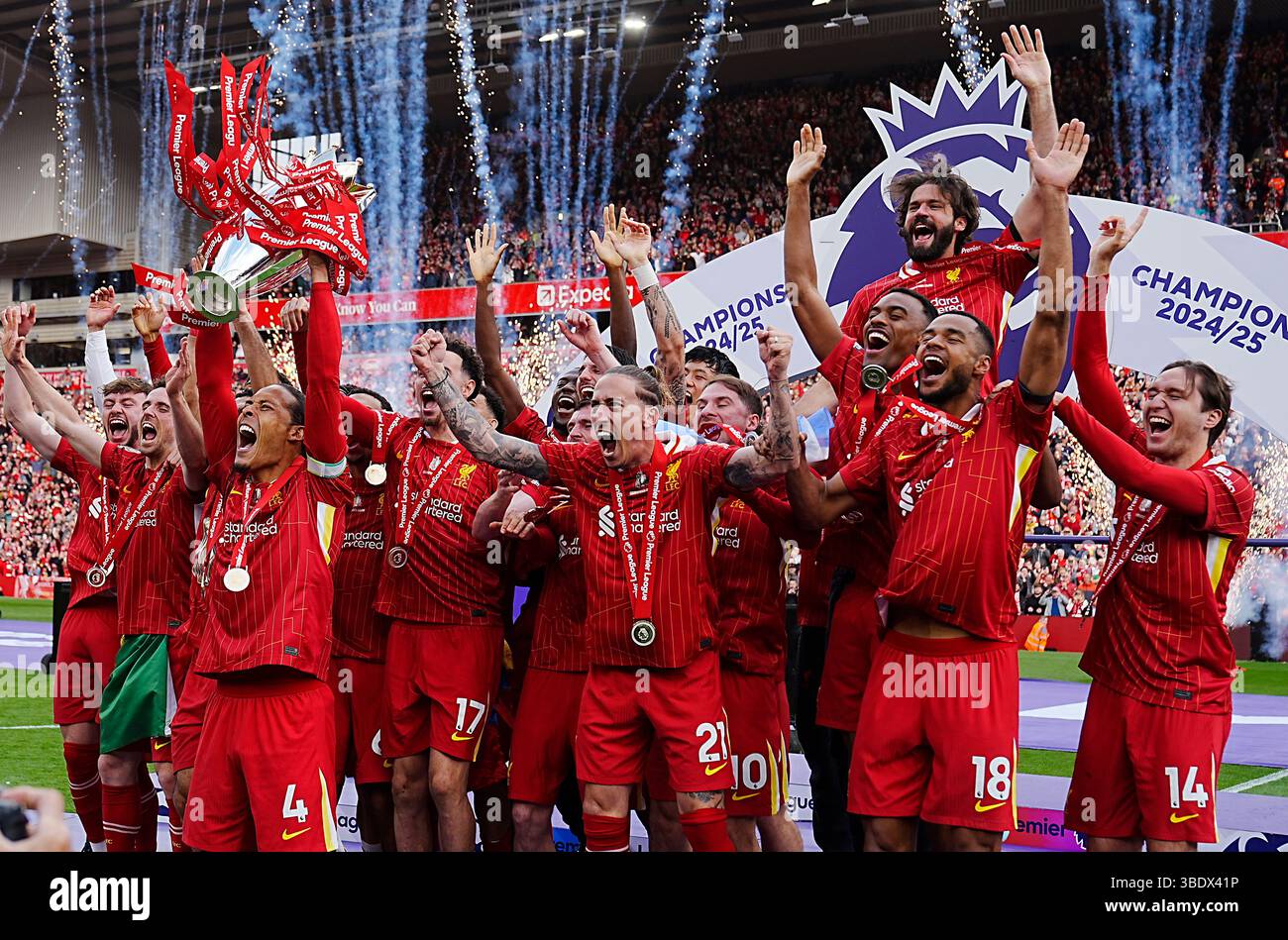 Liverpool's Virgil van Dijk lifts the Premier League trophy with team ...
