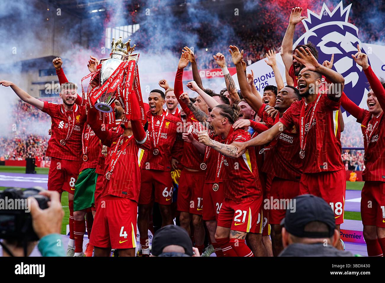 Liverpool's virgil van dijk lifts the premier league trophy with team ...