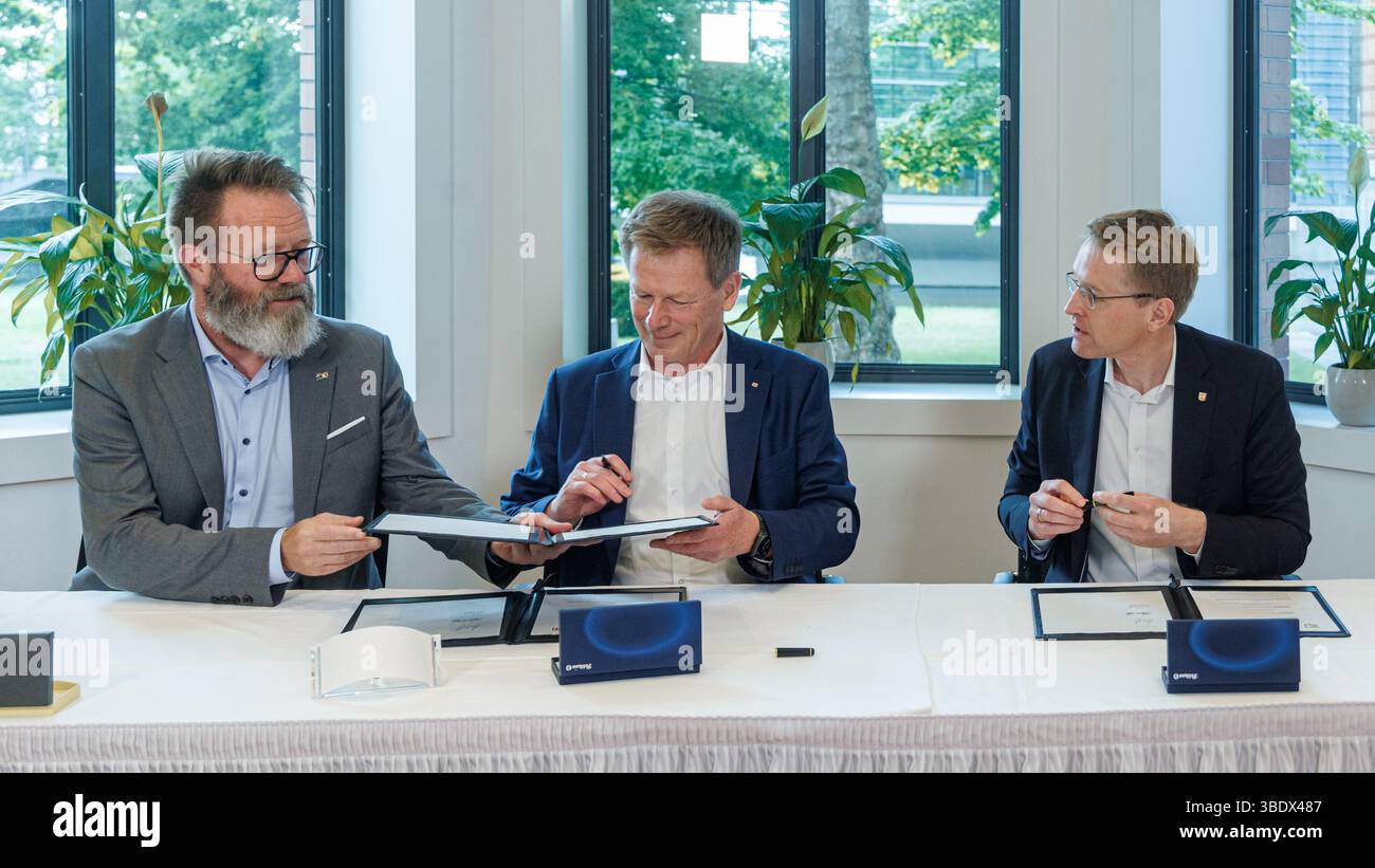 Kiel, Germany. 26th May, 2025. Claus Ruhe Madsen (CDU, l-r), Minister ...