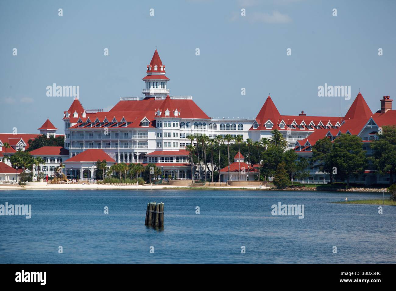 The Disney polynesian village resort, Magic Kingdom amusemenet park in ...