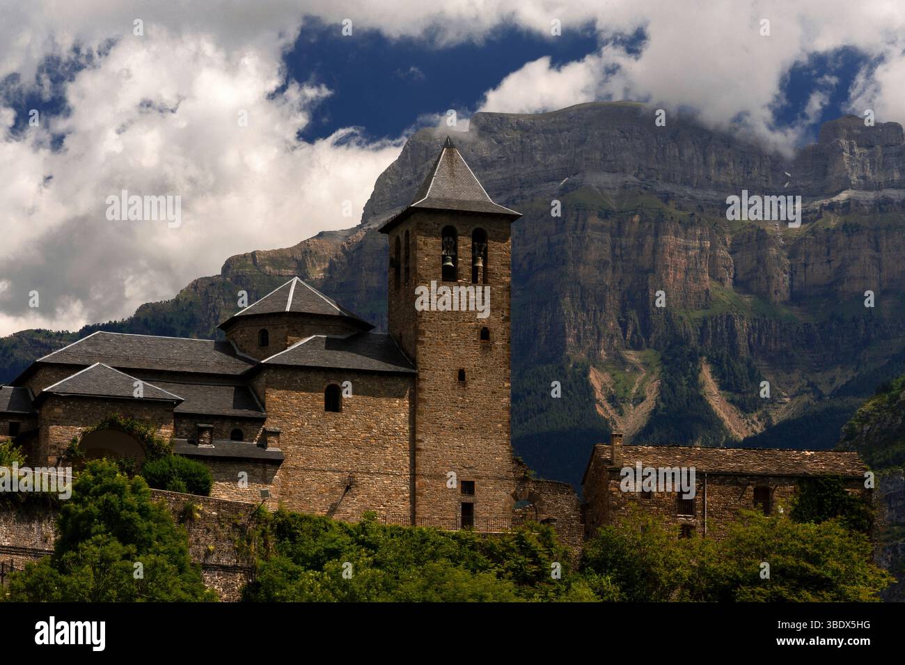 The vertical cliffs of Susana or Pico Mondarruego (2,845m / 9,334ft ...