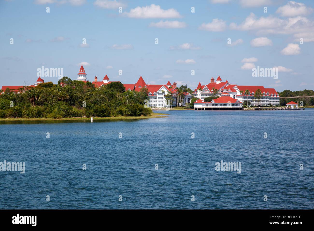 The Disney polynesian village resort, Magic Kingdom amusemenet park in ...