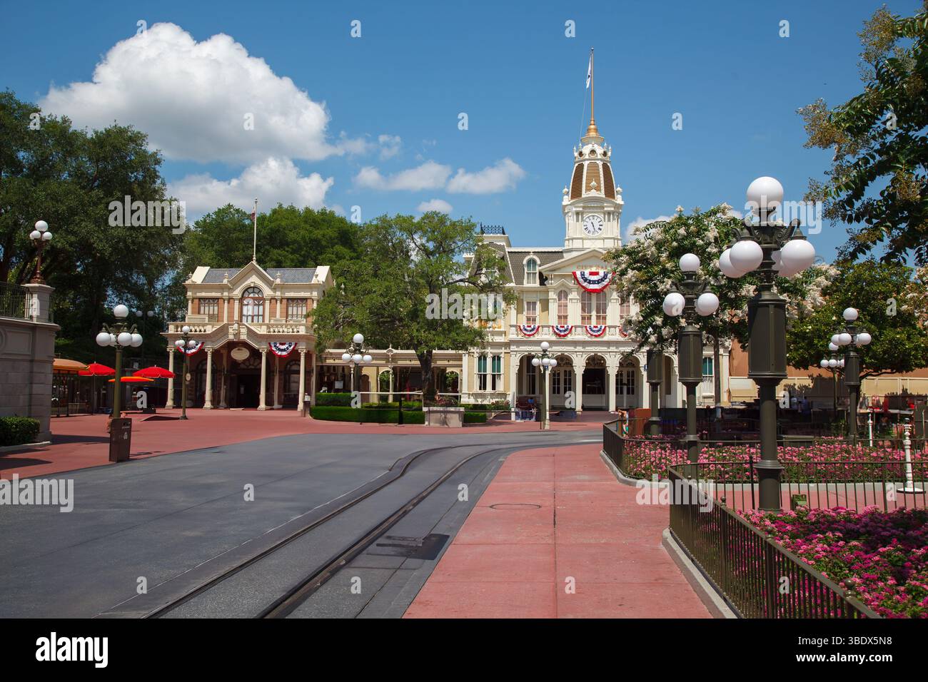 The City Hall classic facade with a clock tower in Magic Kingdom ...