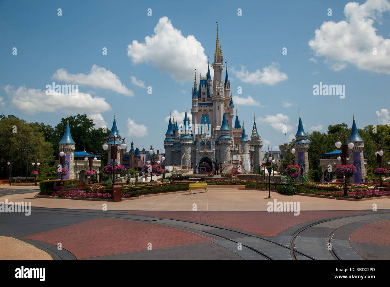 The Cinderella castle and the central plaza with the Partners statue, Magic Kingdom amusemenet ...