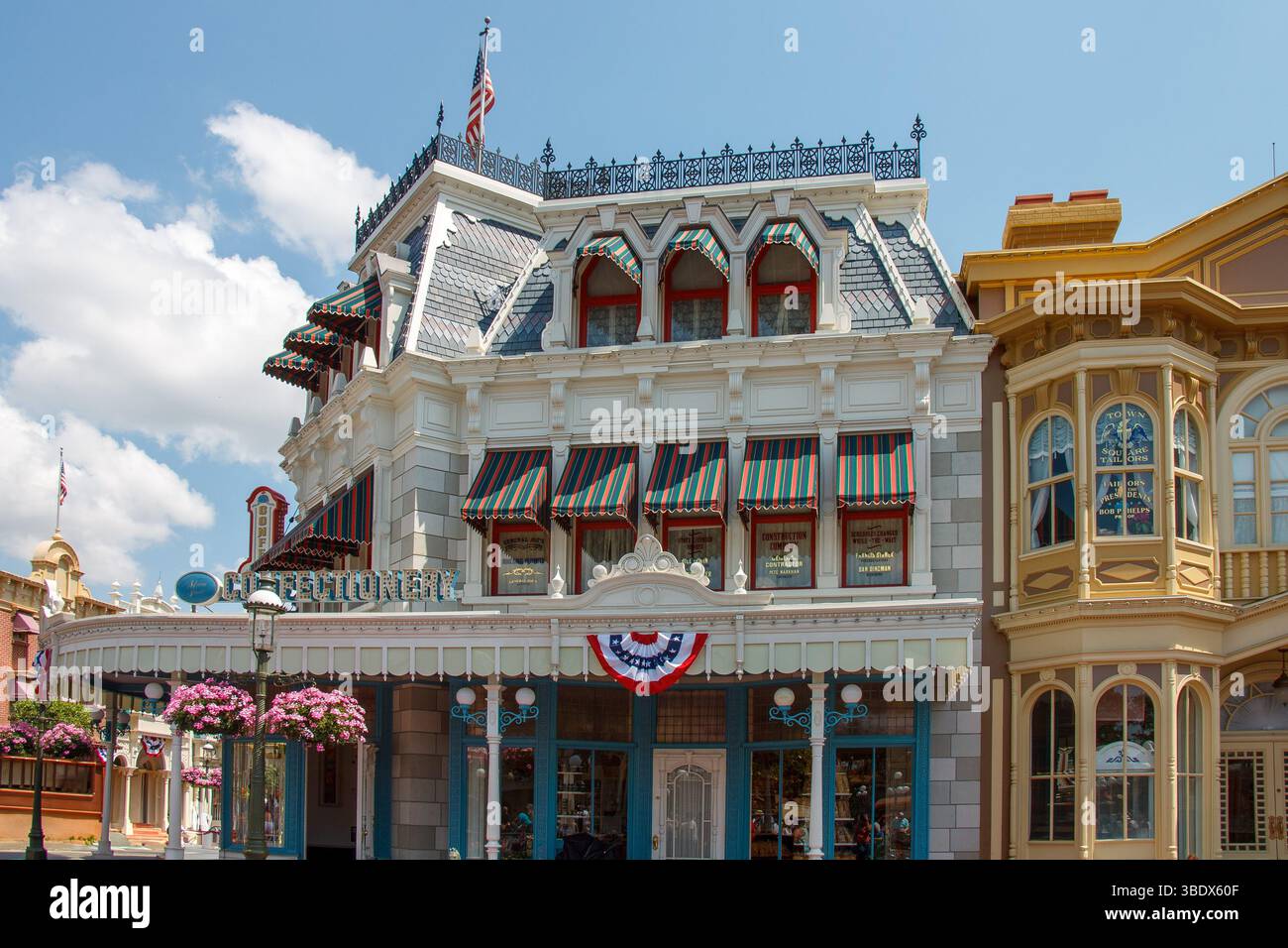 The Classic style buidlings facade in Town Square, Magic Kingdom ...