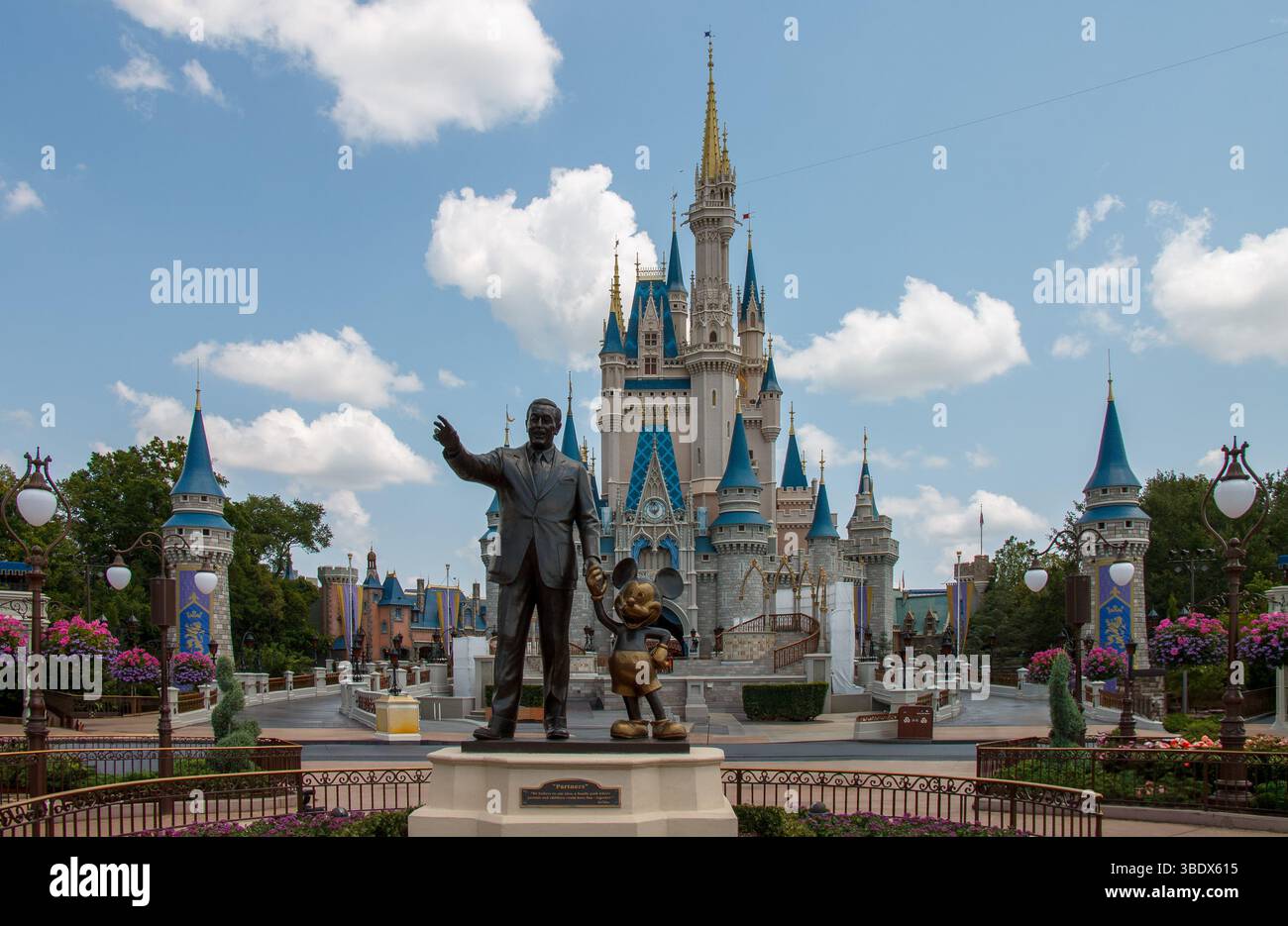 The Partners Statue, Walt Disney and Mickey Mouse at central plaza and ...