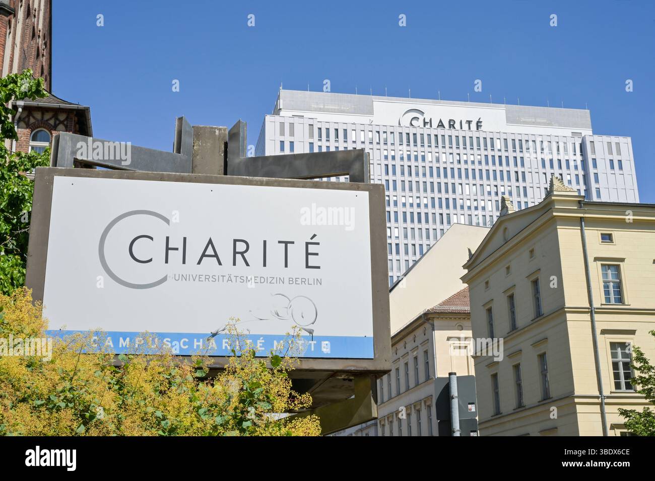 Bettenhochhaus der Charite, Luisenstraße, Mitte, Berlin, Deutschland *** Charité high-rise ward ...