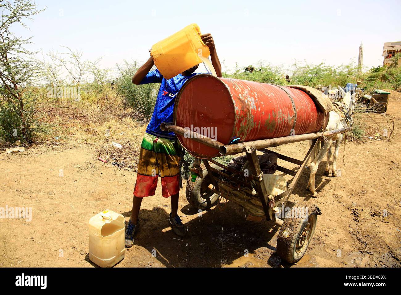 (250526) -- OMDURMAN, May 26, 2025 (Xinhua) -- A man pours water ...