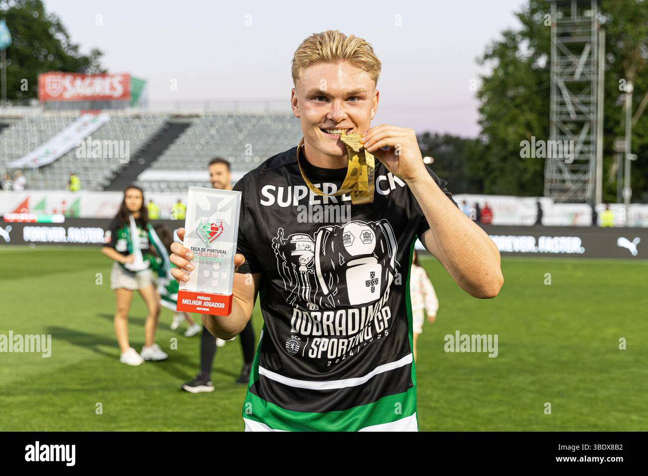 Conrad Harder of Sporting CP celebrates with the trophy during the ...