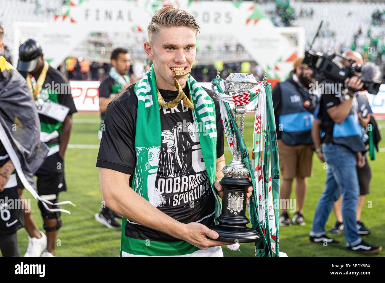 Goal scorer Viktor Gyokeres of Sporting CP celebrates with the trophy ...