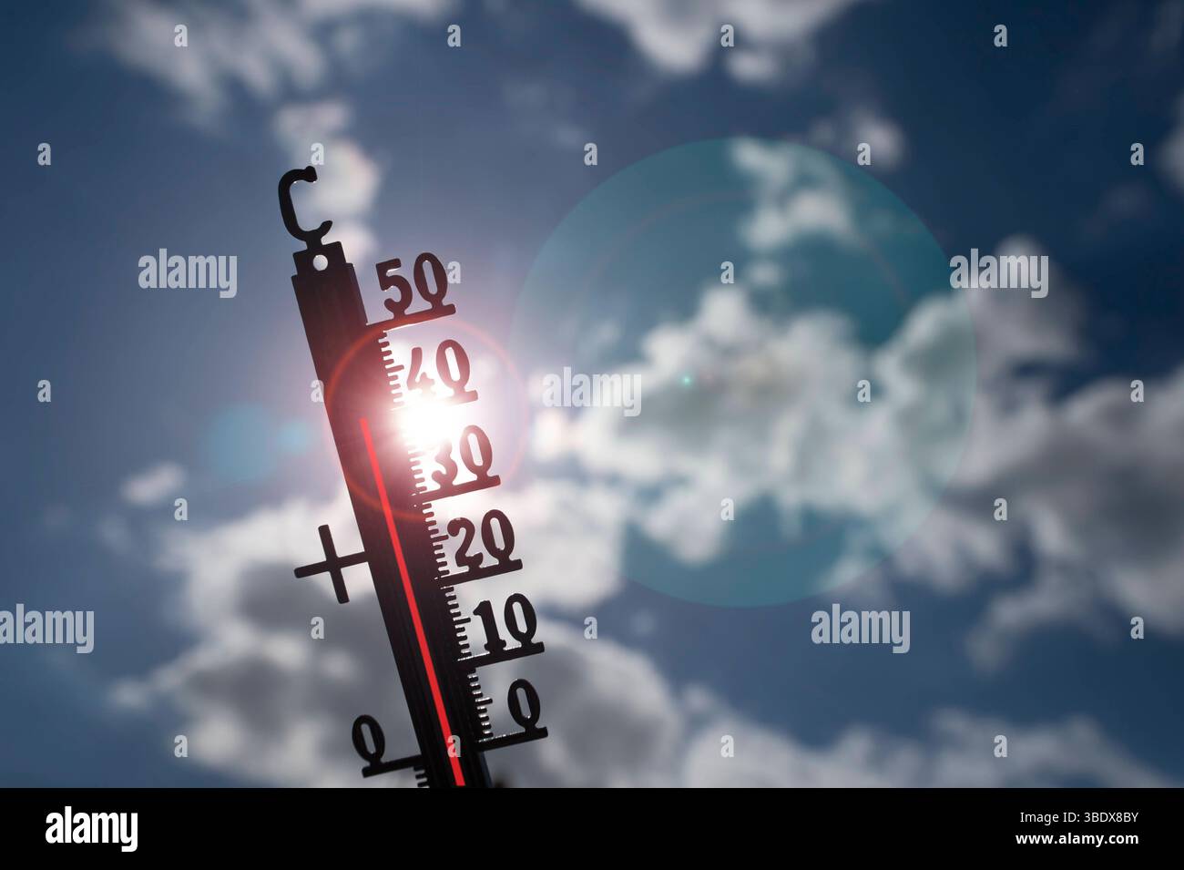 Symbolbild Hitze, Hitzewelle, Thermometer in der Sonne, Klimawandel, Temperatur, Hitze, Wolken ...