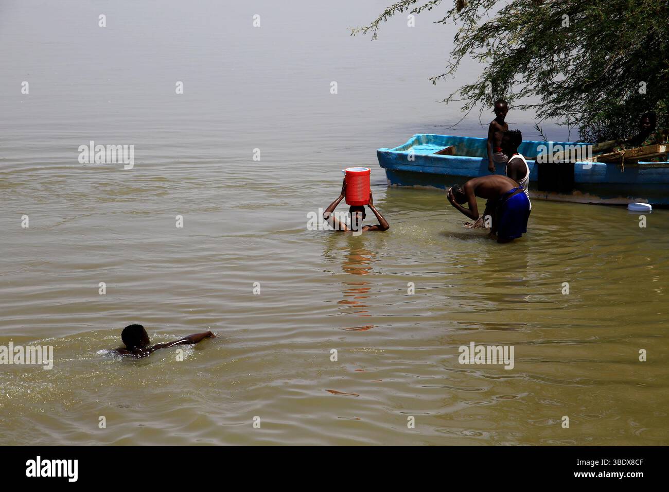 (250526) -- OMDURMAN, May 26, 2025 (Xinhua) -- Sudanese citizens get ...