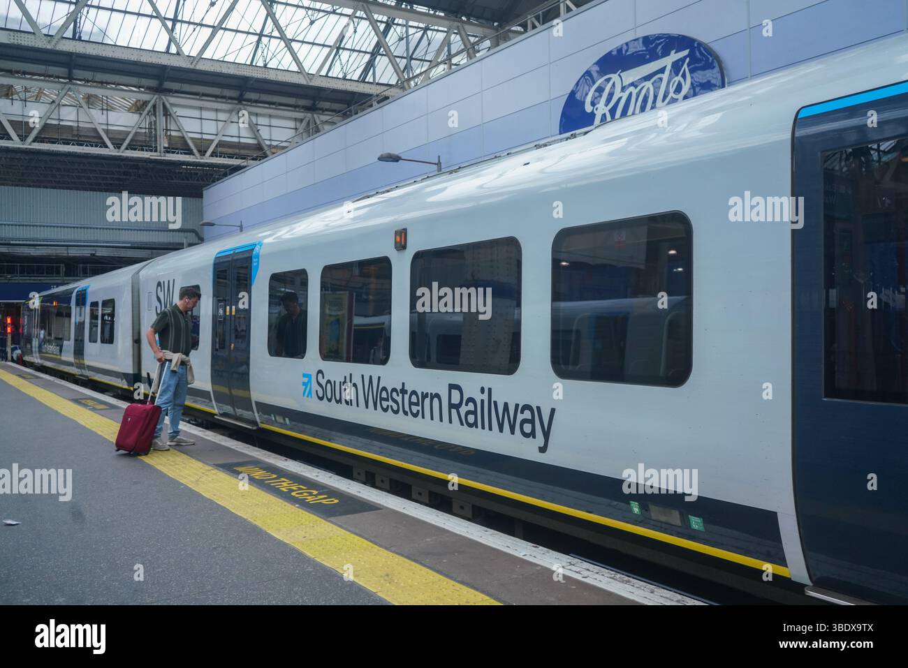 London, UK. 26 May 2025. Passengers boarding a South Western train at ...