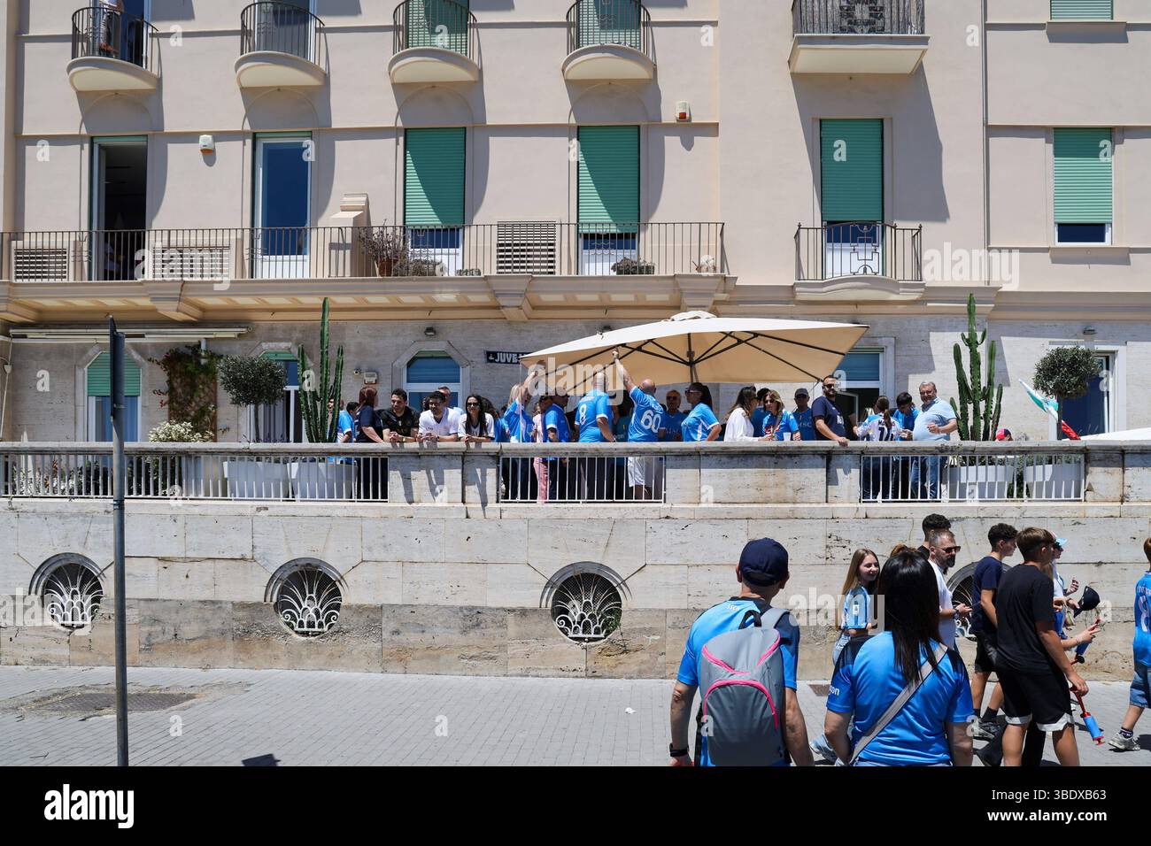 bus via caracciolo with team Naples 05/26/2025 via Caracciolo crowded ...