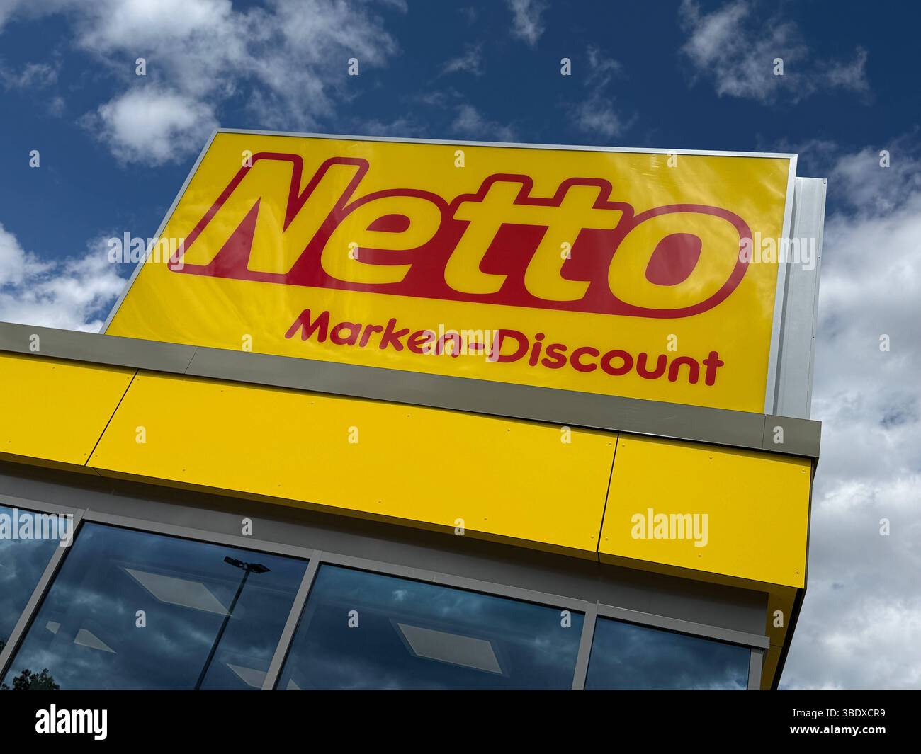 Außenwerbung Logo rotes NETTO *** Outdoor advertising logo red NETTO ...
