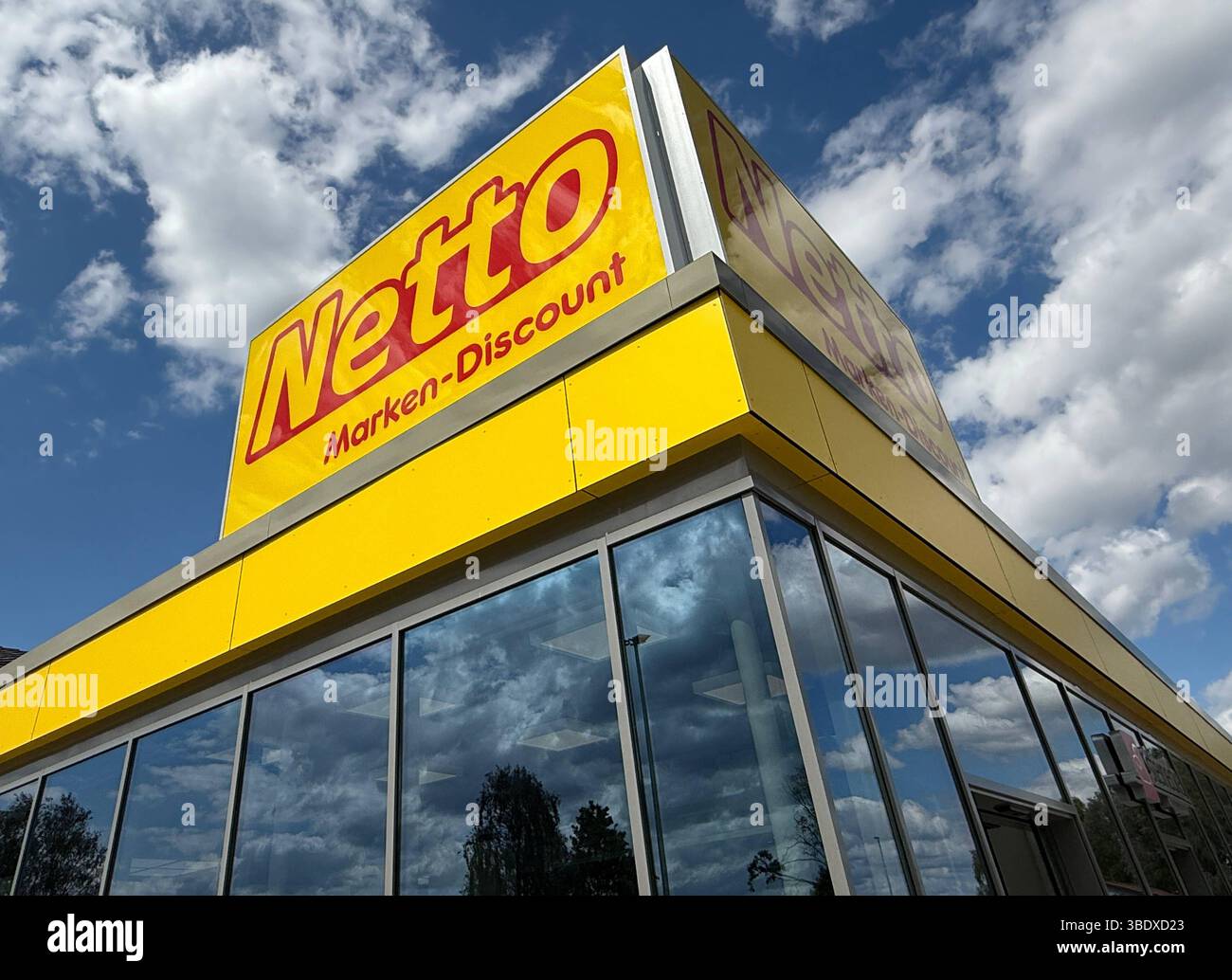 Außenwerbung Logo rotes NETTO *** Outdoor advertising logo red NETTO ...