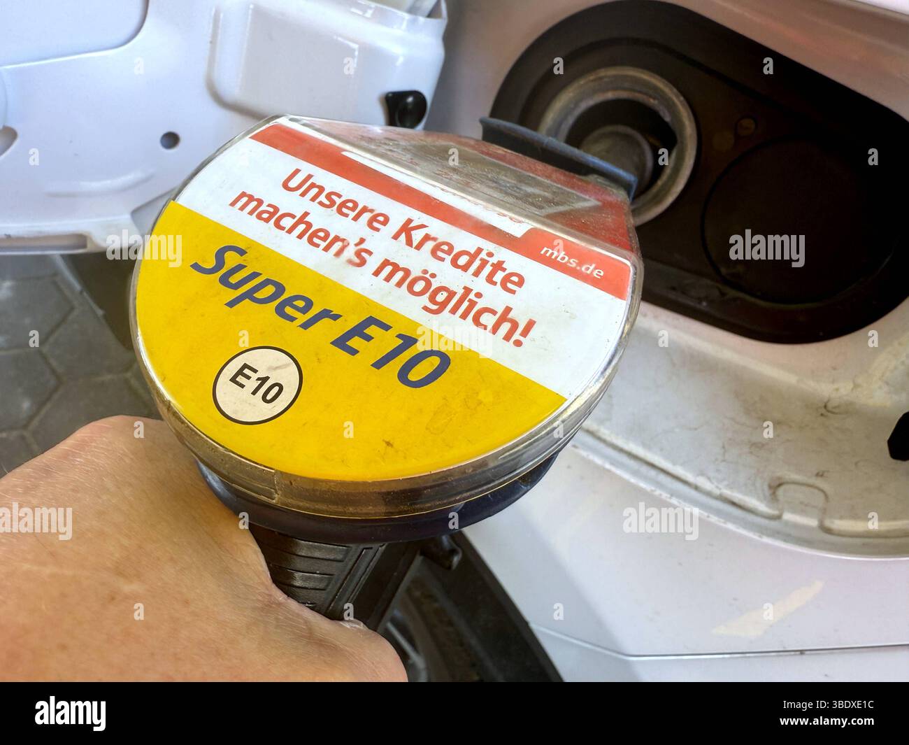 Tanken an der Tankstelle Benzin Super E10 *** Refueling at the gas ...
