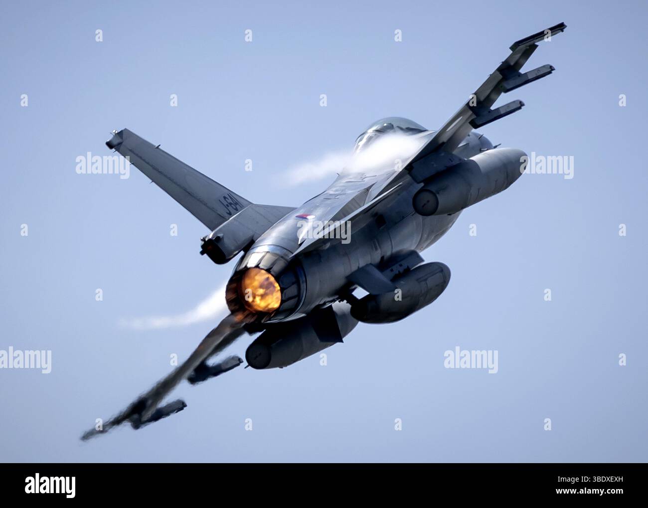VOLKEL - One of the last two promised F16 fighter jets is leaving ...