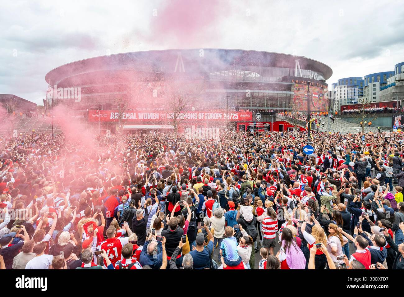 London, UK. 26 May 2025. Fireworks and confetti as Arsenal Women ...