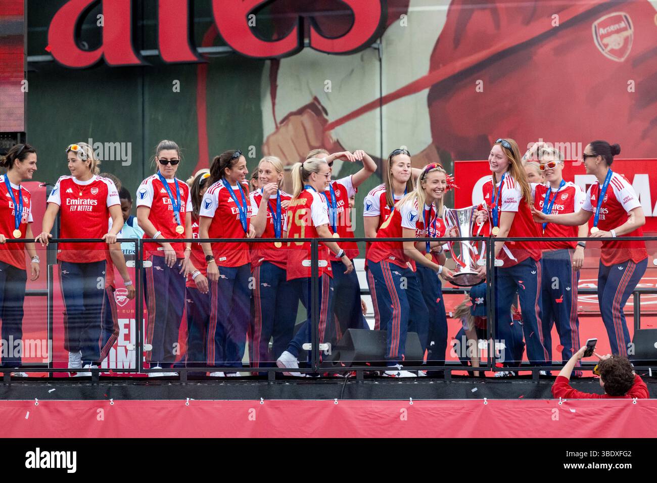 London, UK. 26 May 2025. Arsenal Women celebrate with fans outside the ...