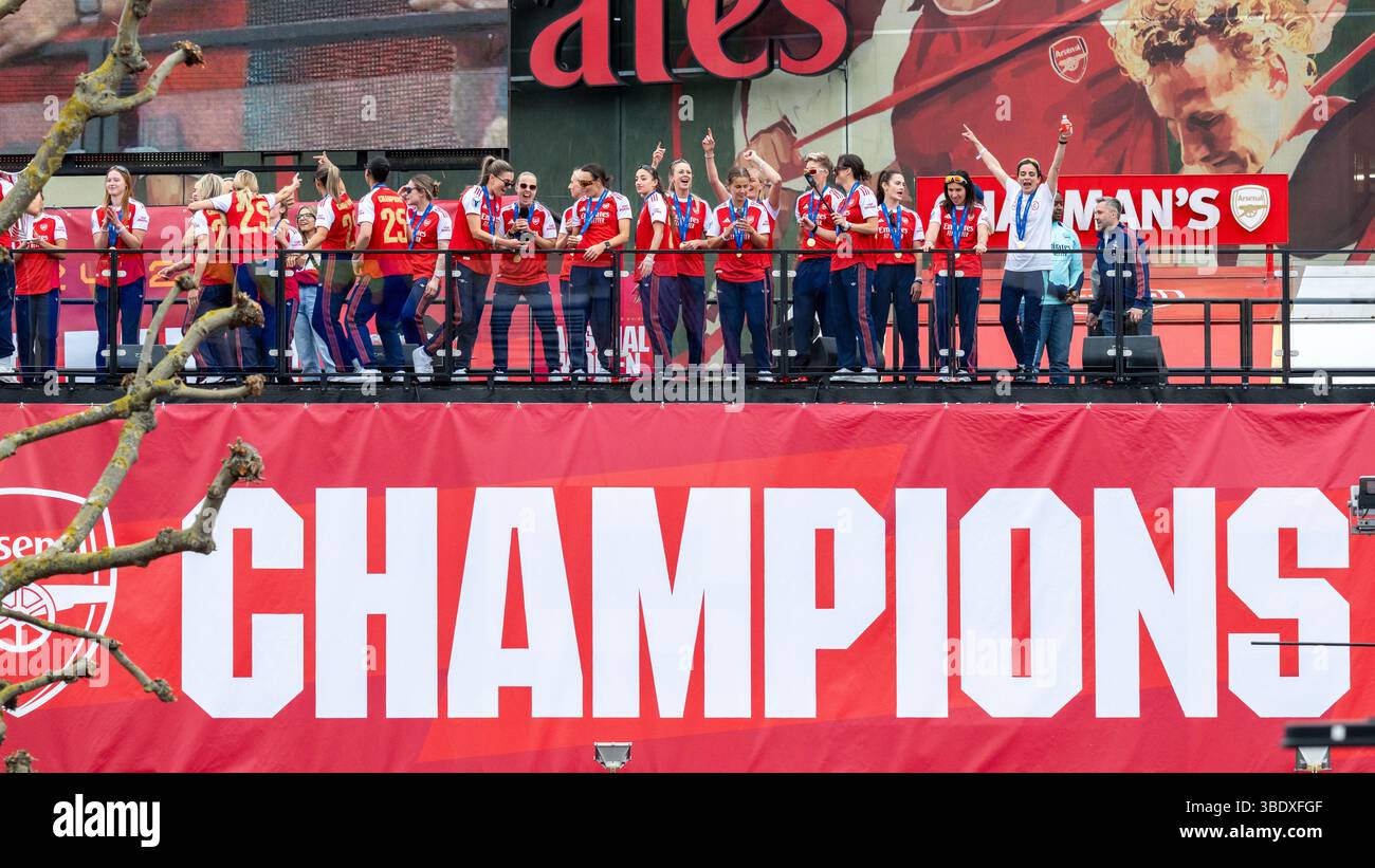 London, UK. 26 May 2025. Arsenal Women celebrate with fans outside the ...