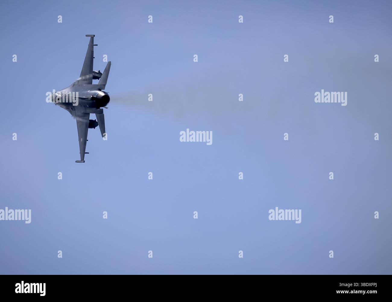 VOLKEL - One of the last two promised F16 fighter jets is leaving ...