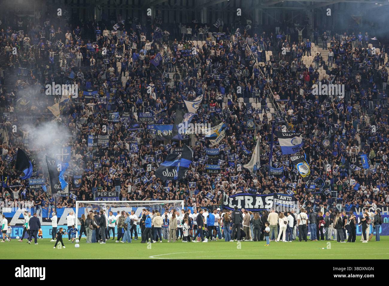 Bergamo, Italy. 26th May, 2025. Atalanta BC greets the fans after the ...