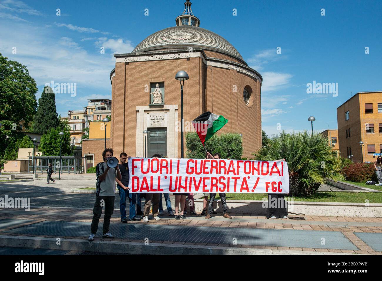 Roma, Italia. 26th May, 2025. La contestazione davanti l'aula P1 alla ...