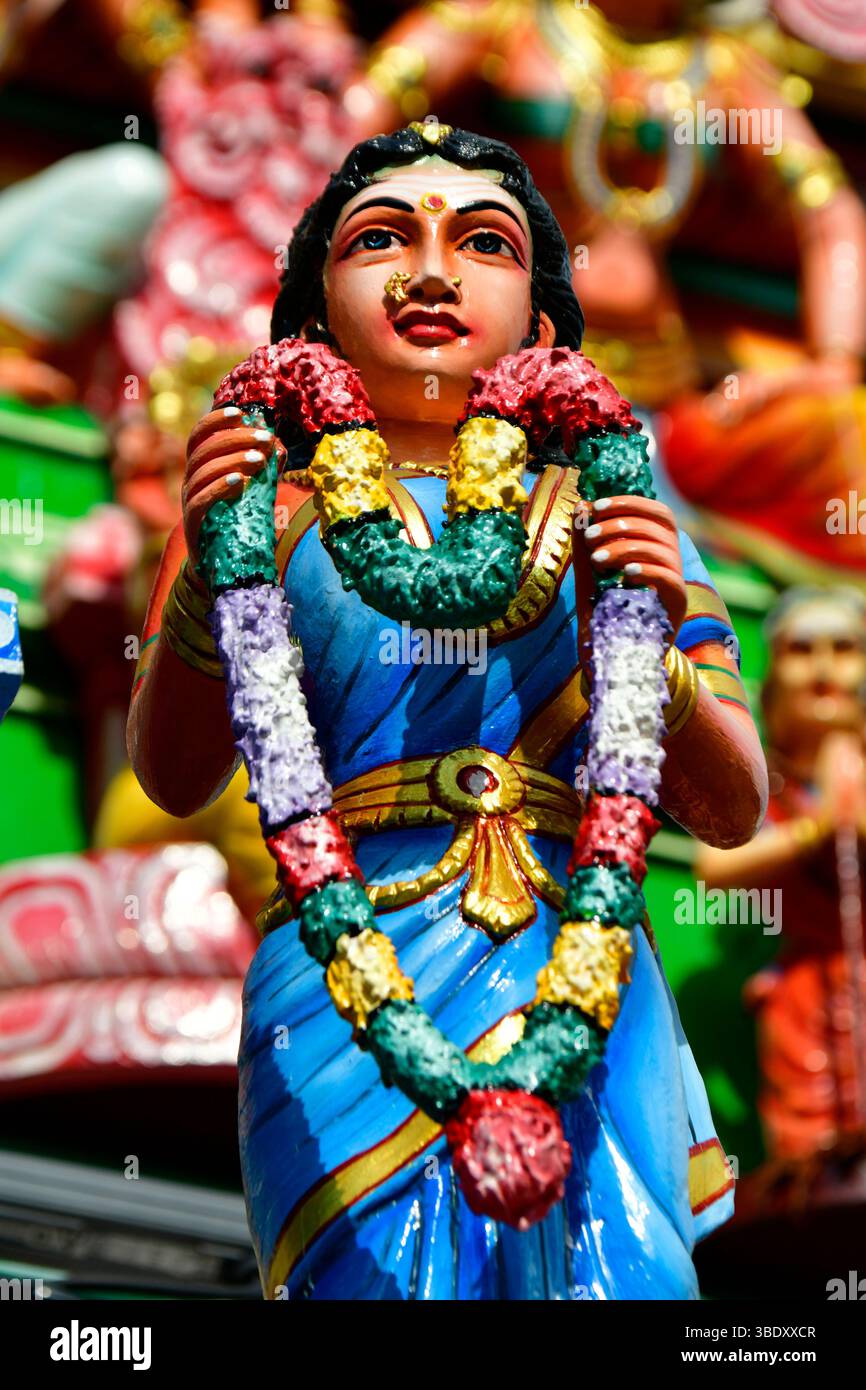 Sri Mari Amman Hindu temple and modern building,Singapore,Asie Stock ...
