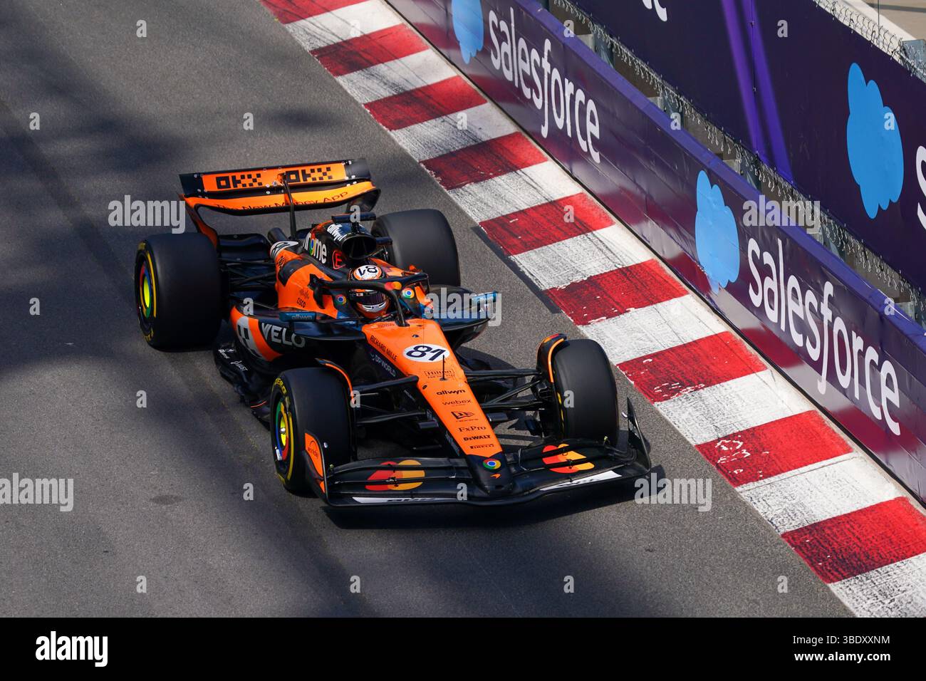 Oscar Piastri of Australia driving the (81) McLaren F1 Team MCL39 ...
