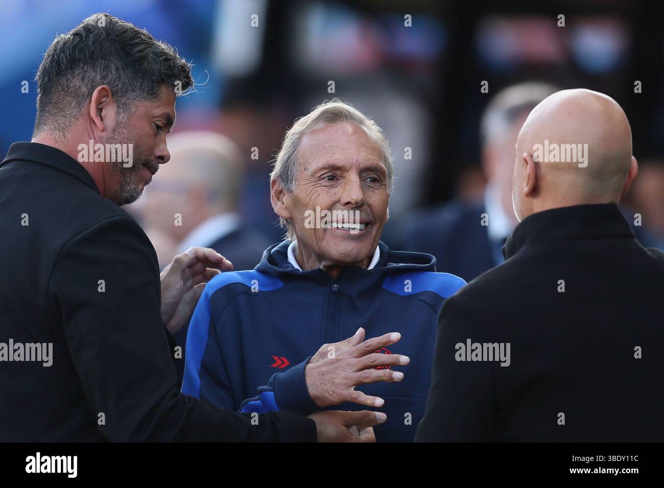 San Lorenzo's head coach Miguel Angel Russo (C) talks with Platense's ...