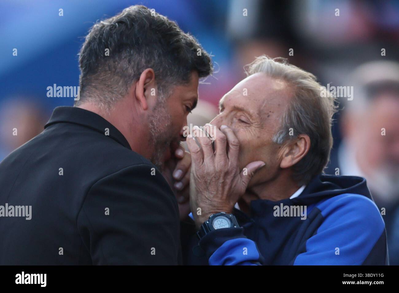 San Lorenzo's head coach Miguel Angel Russo (R) talks with Platense's ...