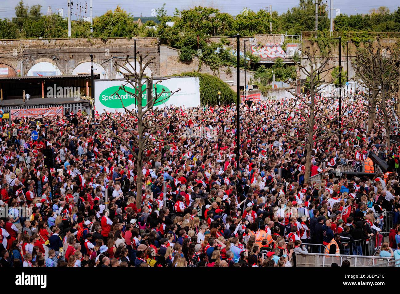 London, UK. 26th May, 2025. Arsenal supporters crowd during the UEFA ...