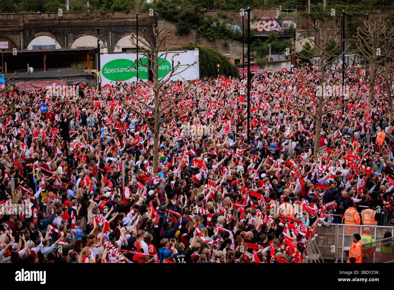 London, UK. 26th May, 2025. Arsenal supporters crowd during the UEFA ...