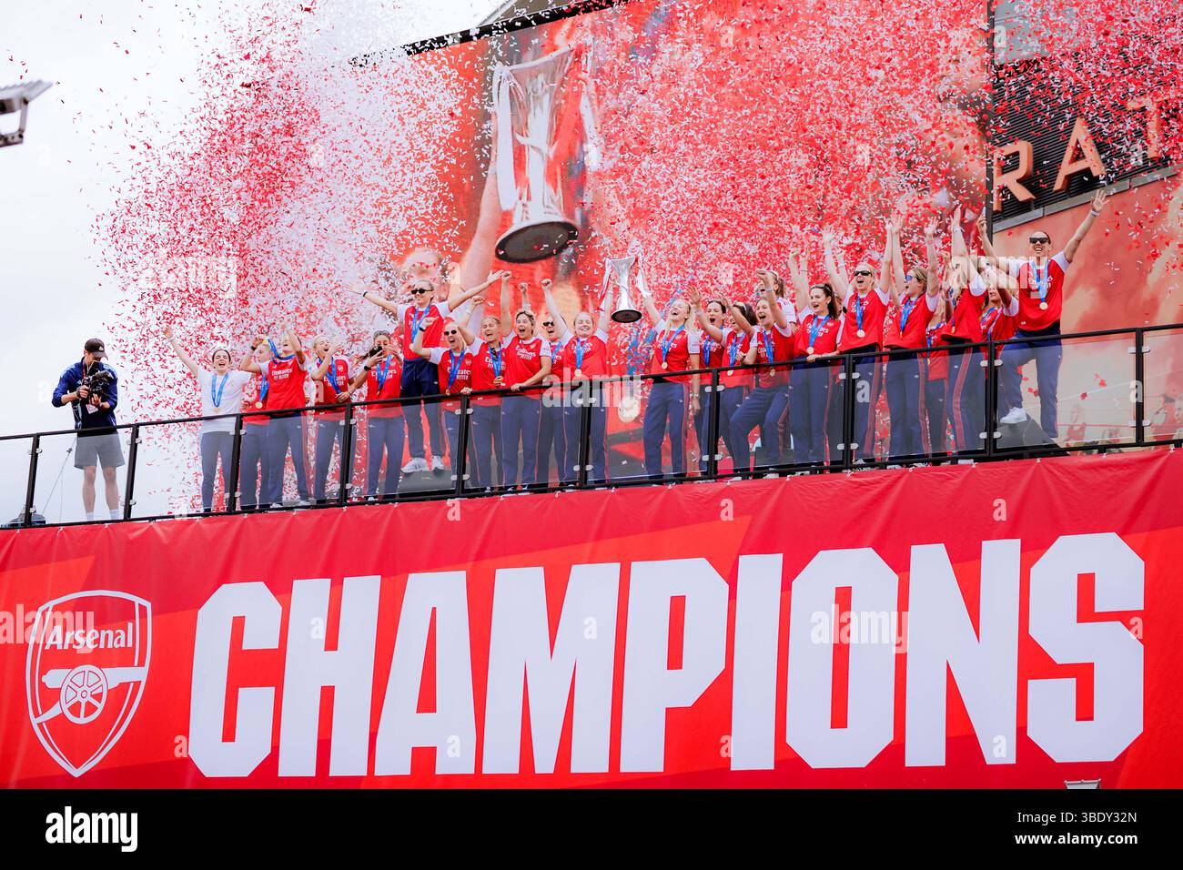 London, UK. 26th May, 2025. Players of Arsenal lifting the trophy ...