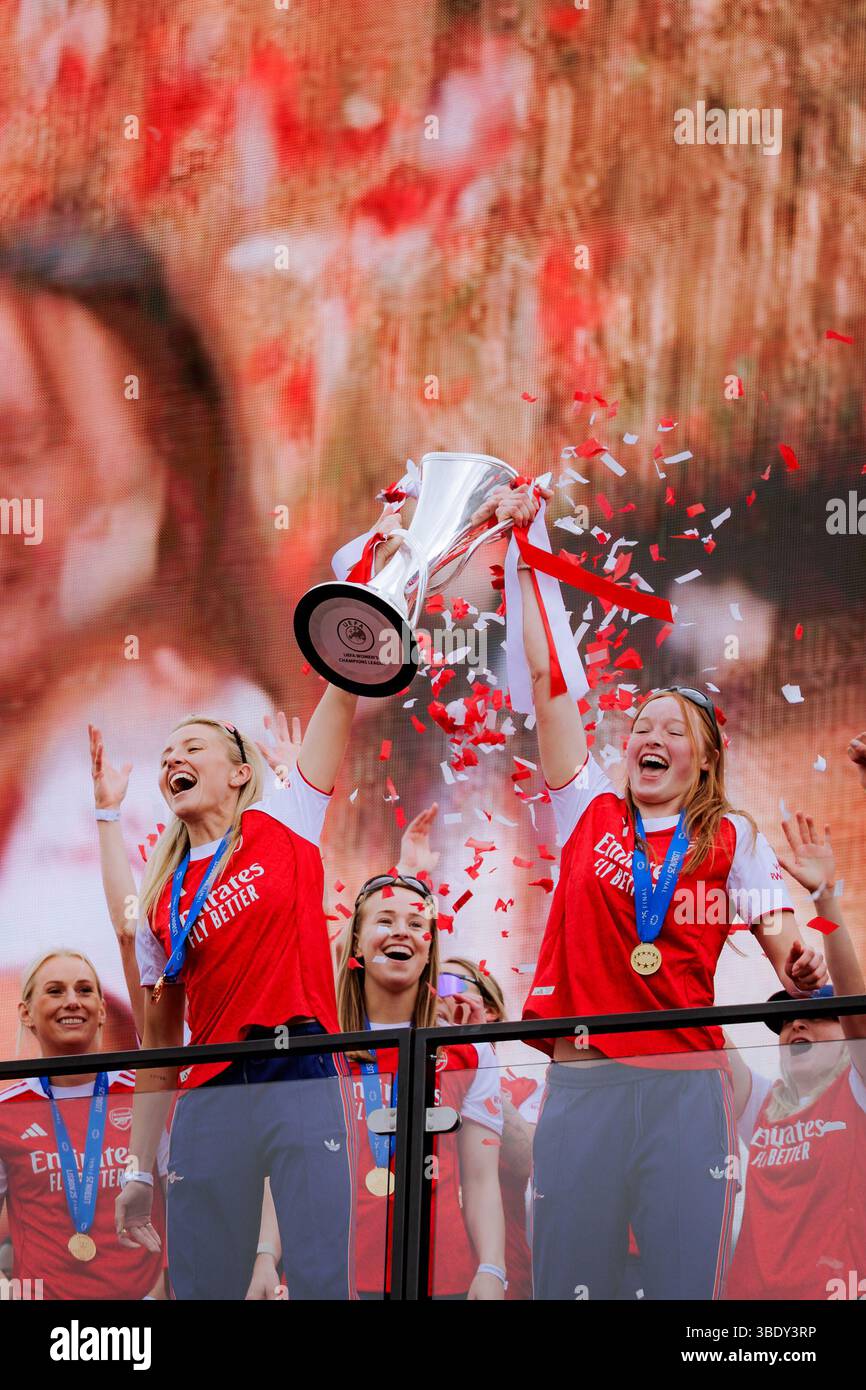 London, UK. 26th May, 2025. Leah Williamson (6 Arsenal) and Katie Reid ...