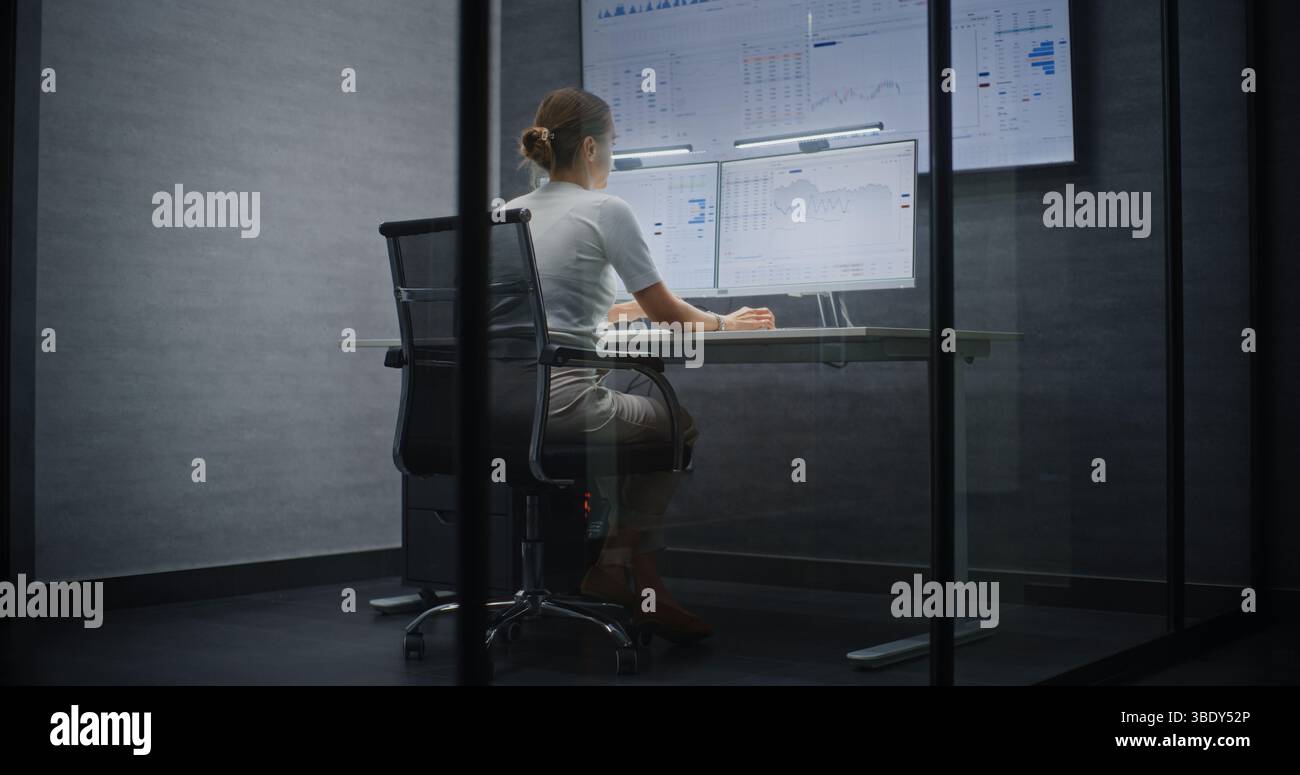 Modern trading setup monitor hi-res stock photography and images - Alamy