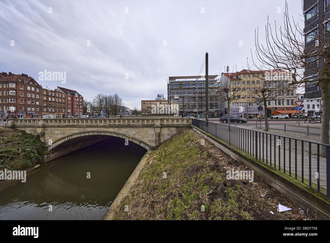 Goethe Bridge, civil engineer Wilhelm Launhardt, river Leine, car and ...