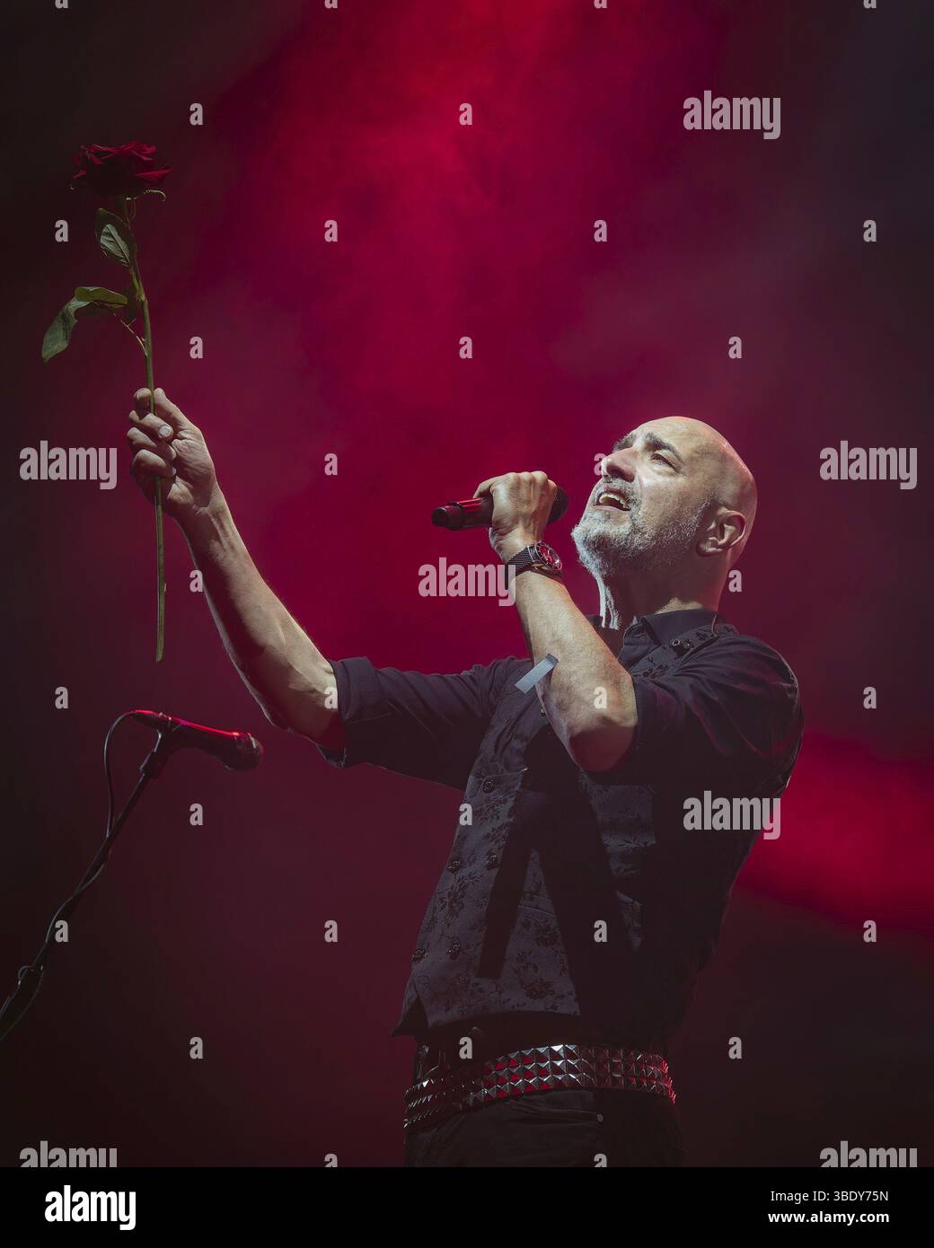 Alexander Wesselsky, singer of Eisbrecher with Rose live on Kaltfront ...